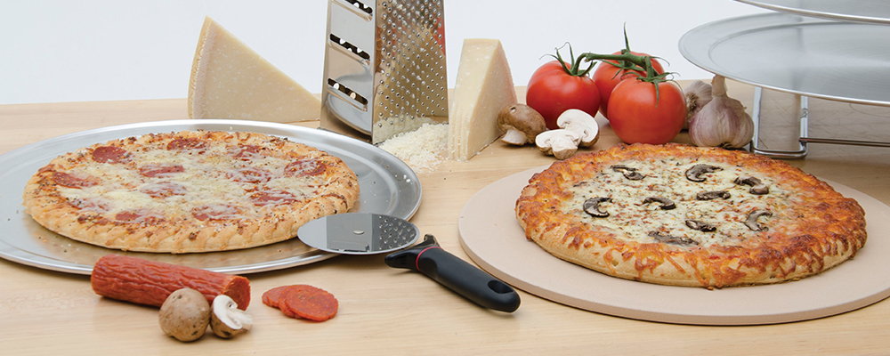Pizza Pan or Pizza Stone: Which is Right for Your Kitchen? | Hubert ...